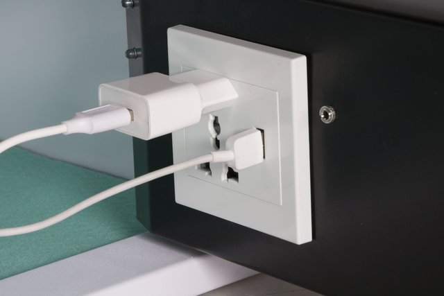 CajasFuertes-Online.es | ENCHUFE UNIVERSAL CON USB. ENCHUFE INTERIOR.